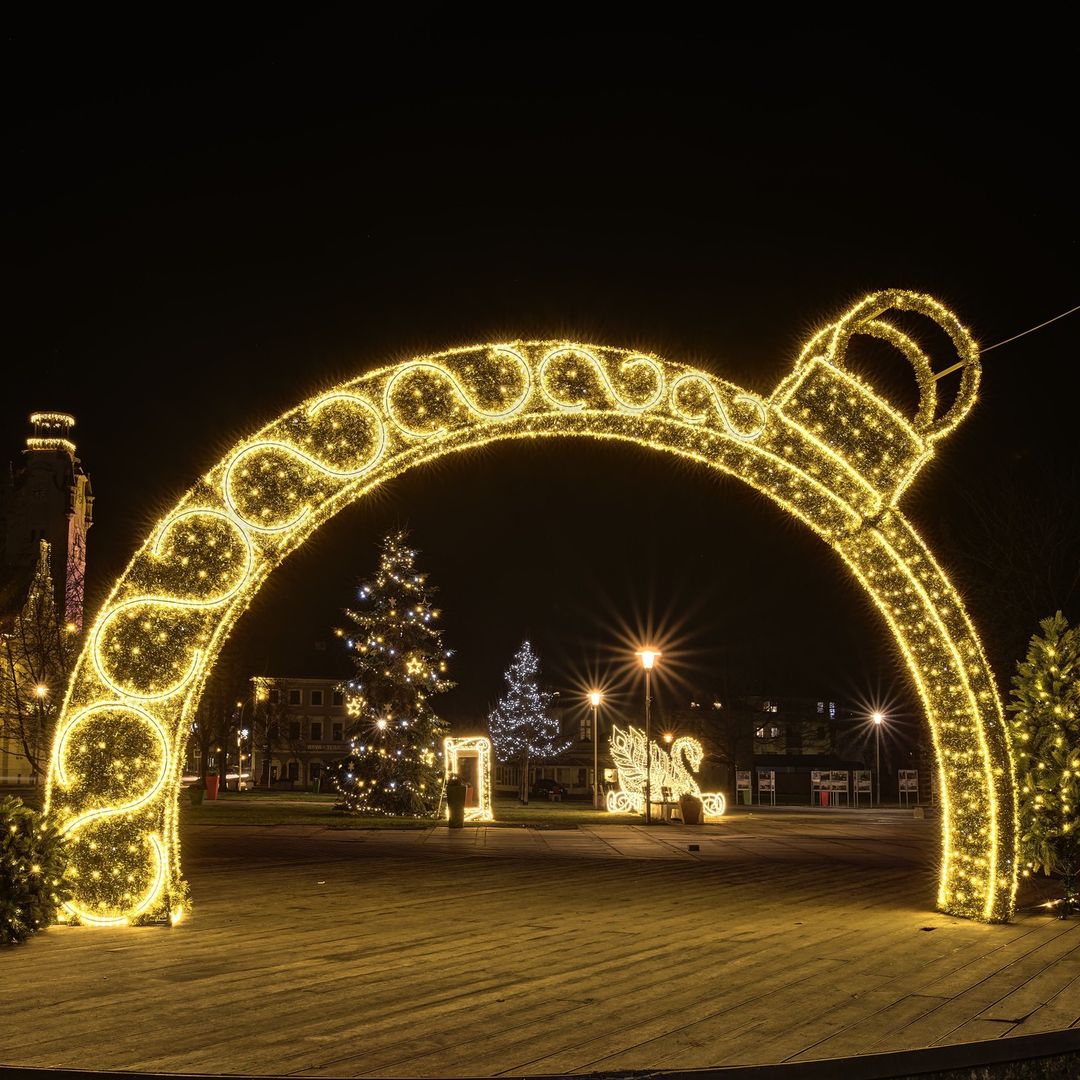 Large Pre-Lit LED Walk-Through Archway Ornament – Certified Lights